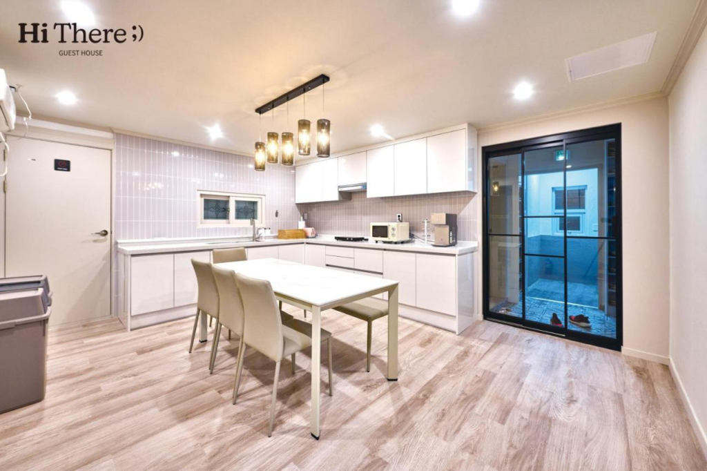 just a 5-minute walk from Hongik University Station - K stay | 케이스테이