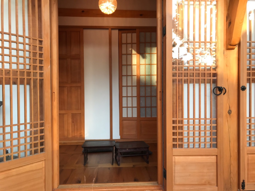 Anguk Station is a 20-minute walk from the Hanok - K stay | 케이스테이
